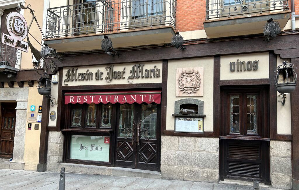 Fachada Restaurante - Restaurante José María: cochinillo asado de Segovia